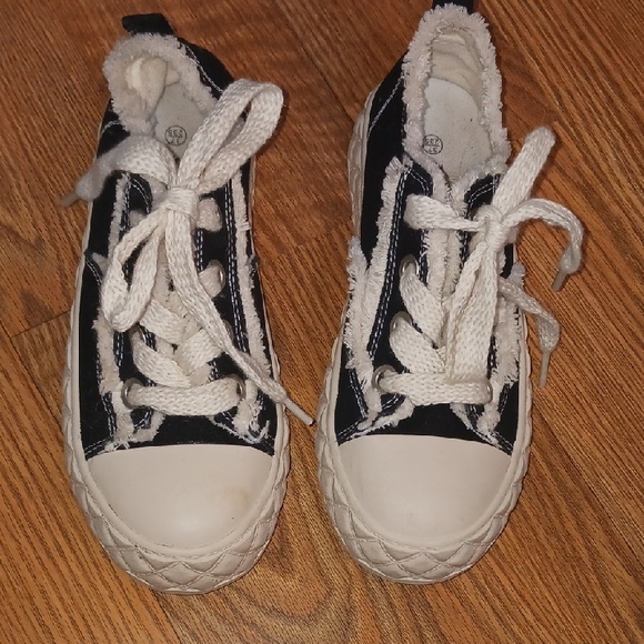 beier | Shoes | Classic Black And White Sneakers With Rubber Soles ...